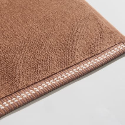 Tappetino da bagno in cotone biologico color nocciola con bordi ...