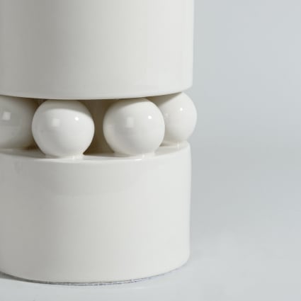 Luminária de cerâmica com cúpula creme em poliéster reciclado. Sampione ...