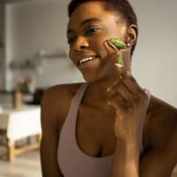 Pietra di giada verde Guasha con custodia di lino Jade | Maisons du Monde