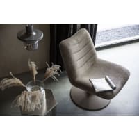 Poltrona imbottita color beige con struttura in legno. Kaisa | Maisons ...