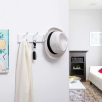 Perchero de pared con 4 ganchos de metal de color blanco nube Cody ...