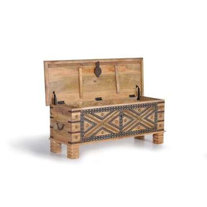 Truhe aus Mangoholz und Details | Maisons du Monde