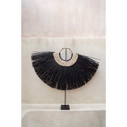 Statuetta in erba e conchiglie nero naturale 80x10 cm Alang | Maisons ...