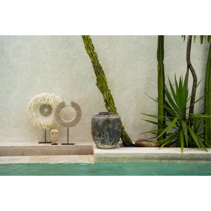 Estatuilla de concha y algodón blanco mediana con base de metal Papua ...