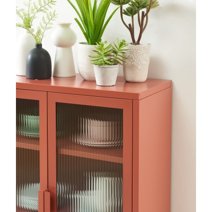 Credenza color terracotta con ante in vetro scanalato 75 cm Pantone ...