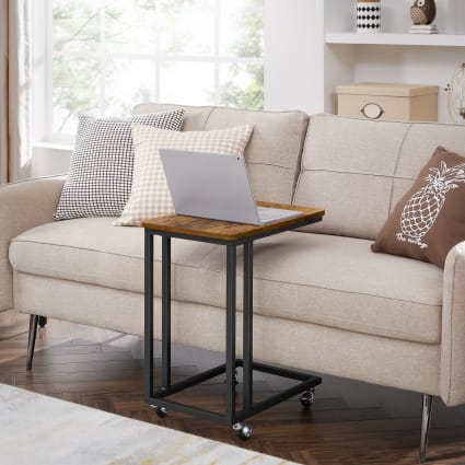 Petite table avec roulettes effet bois marron rustique | Maisons du Monde