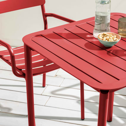 Table carrée de terrasse (70x70cm) rouge foncé Almada | Maisons du Monde