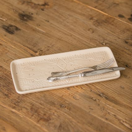 Plateau long à gâteau en céramique beige doré Empreinte | Maisons du Monde