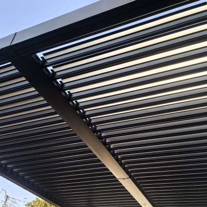 Bioklimatische Pergola Struktur 4x3m und Lamellen aus anthrazitgrauem ...