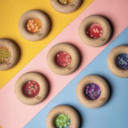 Sonajero sensorial donut frutas 7x7x2 cm Senso | Maisons du Monde