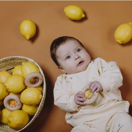 Sonajero sensorial donut frutas 7x7x2 cm Senso | Maisons du Monde