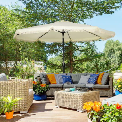Parasol de jardin inclinable polyester anti-uv crème Outsunny | Maisons ...