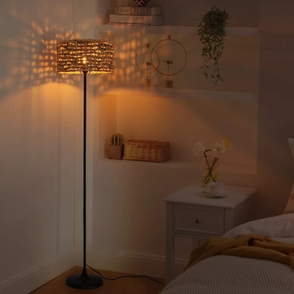 Lampadaire en métal avec abat-jour en rotin, H150 cm Marina | Maisons ...