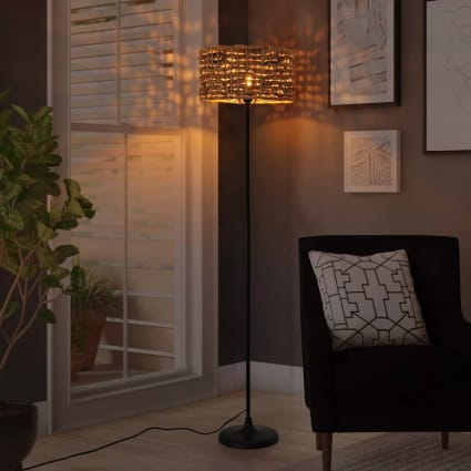 Lampadaire en métal avec abat-jour en rotin, H150 cm Marina | Maisons ...