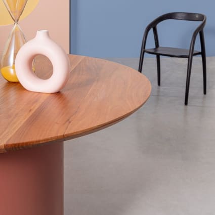 Table ronde contemporaine D115 4 places en acacia Sajo | Maisons du Monde