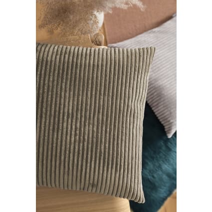 Lot de 2 housses de coussin velours côtelé taupe- 45x45 Shara | Maisons ...