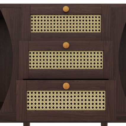 Aparador de madera oscura con cajones de ratán y tiradores dorados ...