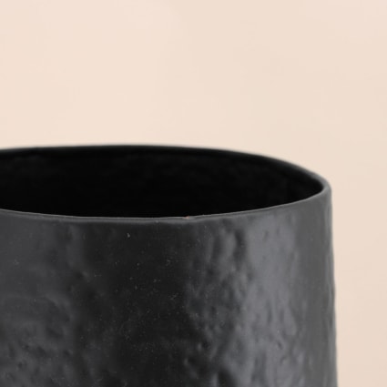 Vaso design in metallo martellato nero 65cm Hator | Maisons du Monde