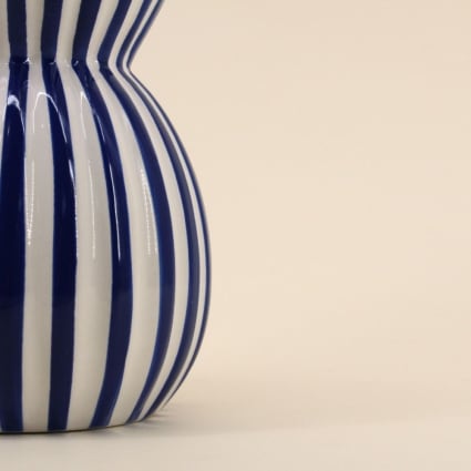 Vaso ceramica a righe blu in rilievo 19cm Ethan | Maisons du Monde