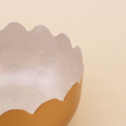 Vide poche en fer doré aspect nacré 14cm Almae | Maisons du Monde