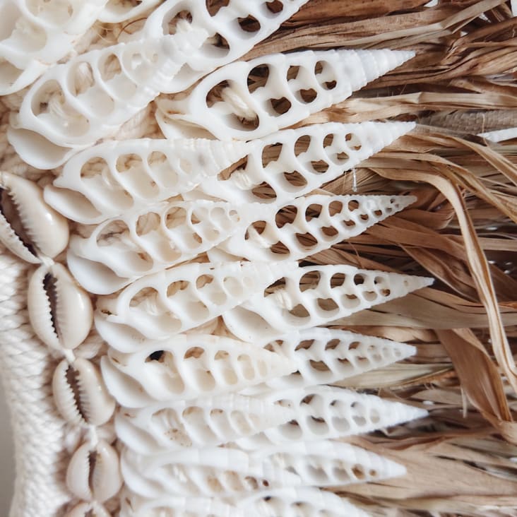 Estatua collar decorativo de rafia y concha RAPHIA | Maisons du Monde