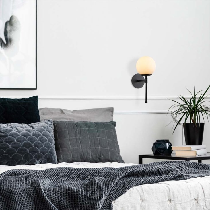 Aplique de pared minimalista negro con 1 esfera de cristal opal blanco GARET | Maisons du Monde