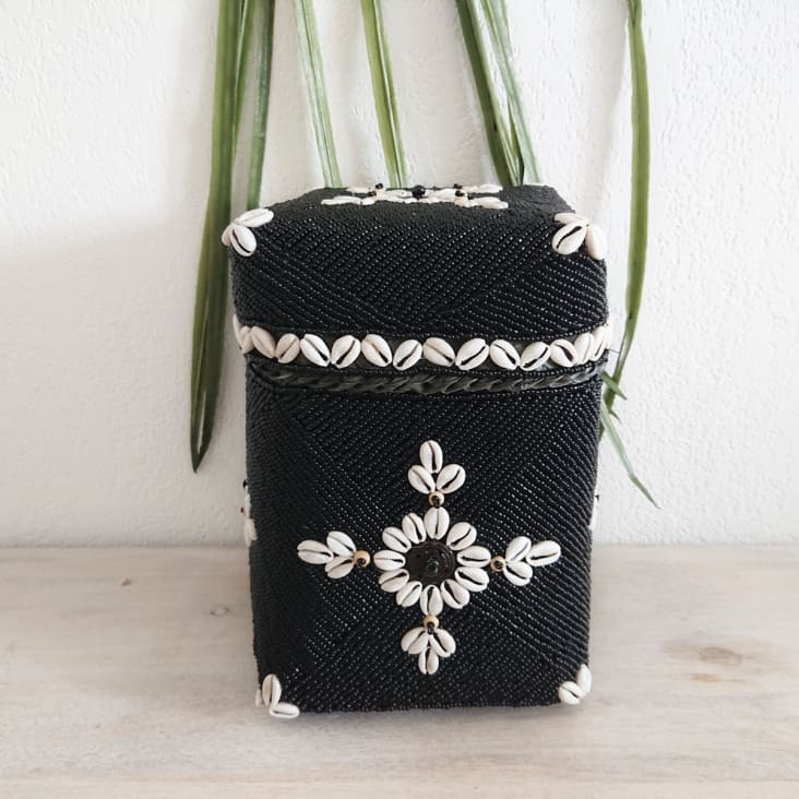 Cesta de cuentas negra con conchas 23 x 17 cm; TUTTY | Maisons du Monde