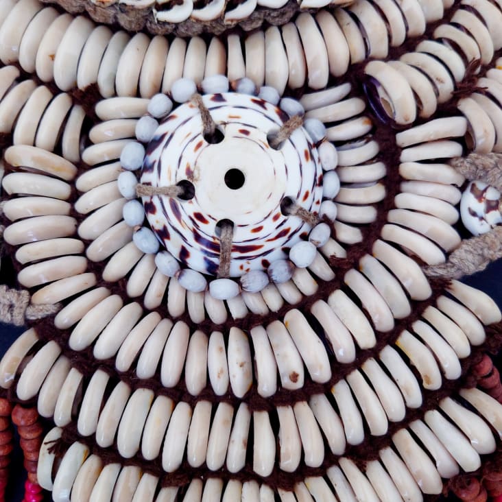 Authentische Statue aus Kaurimuschelaus Muscheln und Stein, 32x72 cm ...