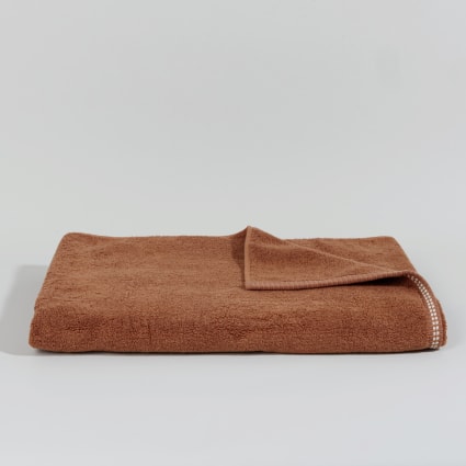 Drap de bain en coton bio marron noisette et bordures brodées 100x150 ...