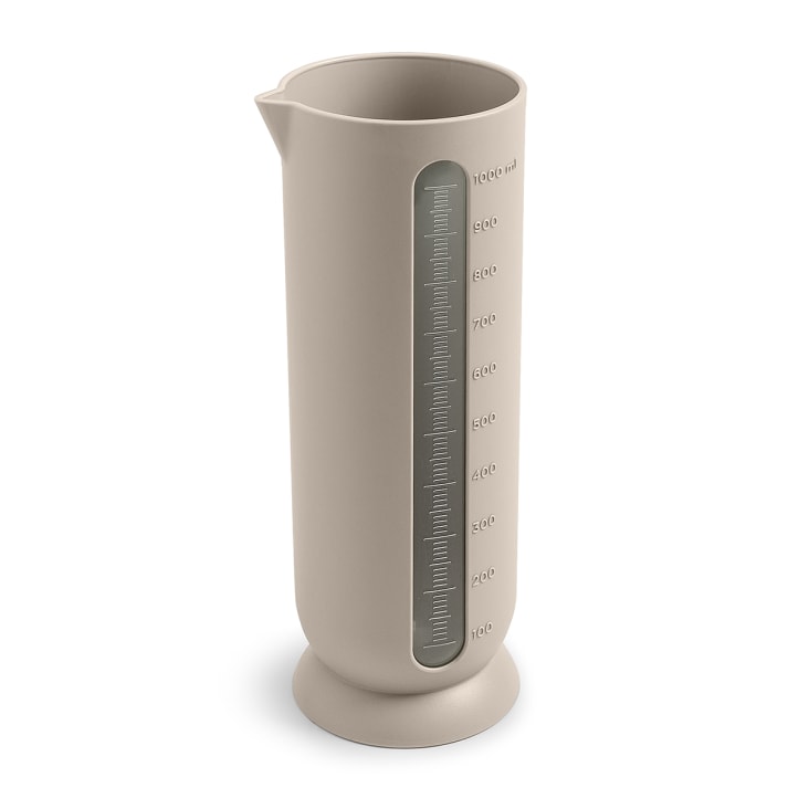 Jarra graduada en polipropileno taupe opaco 1 litros Create | Maisons ...