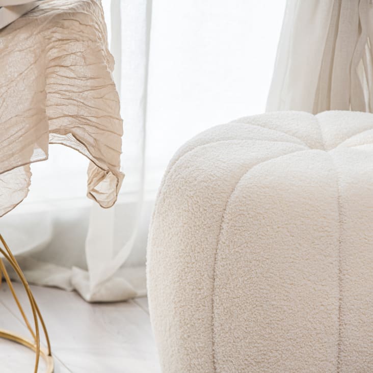 Pouf en bouclettes blanches avec rayures | Maisons du Monde
