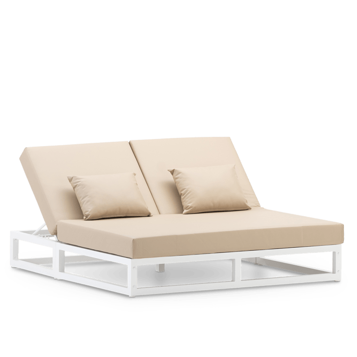 Lit balinais double blancs avec coussins beiges Balinese | Maisons du Monde