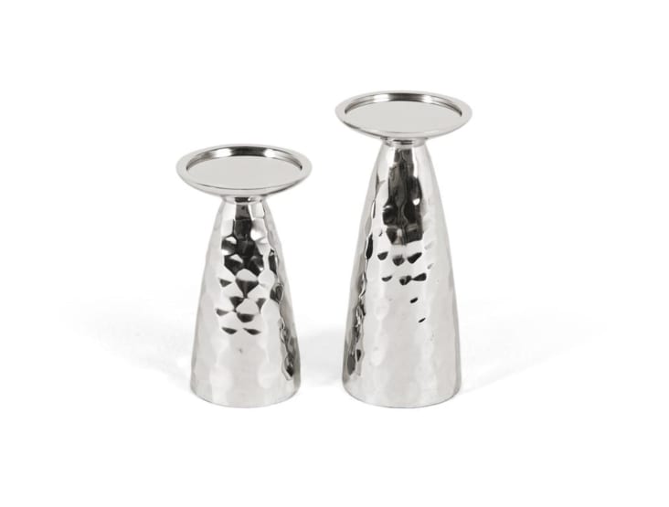 Set di due candelabri realizzati in alluminio lucido | Maisons du Monde